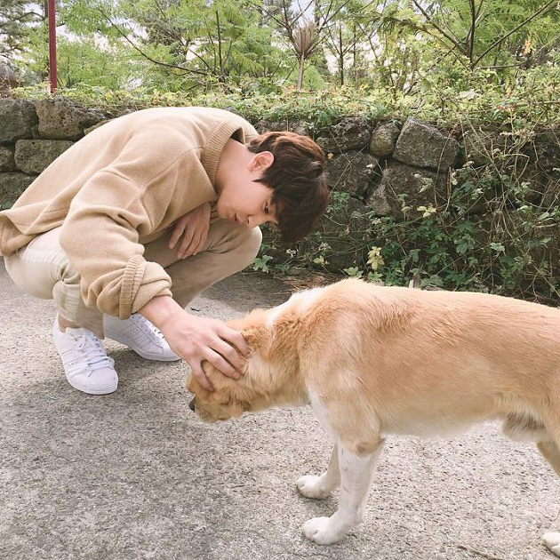 Chanyeol Pamer Foto Imut Bareng Anjing, Fans Malah Salah Fokus ke Tangan