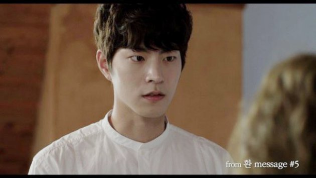 Hong Jong Hyun Tunjukkan Wajah Sedih di Video 'Alice: Boy from Wonderland'