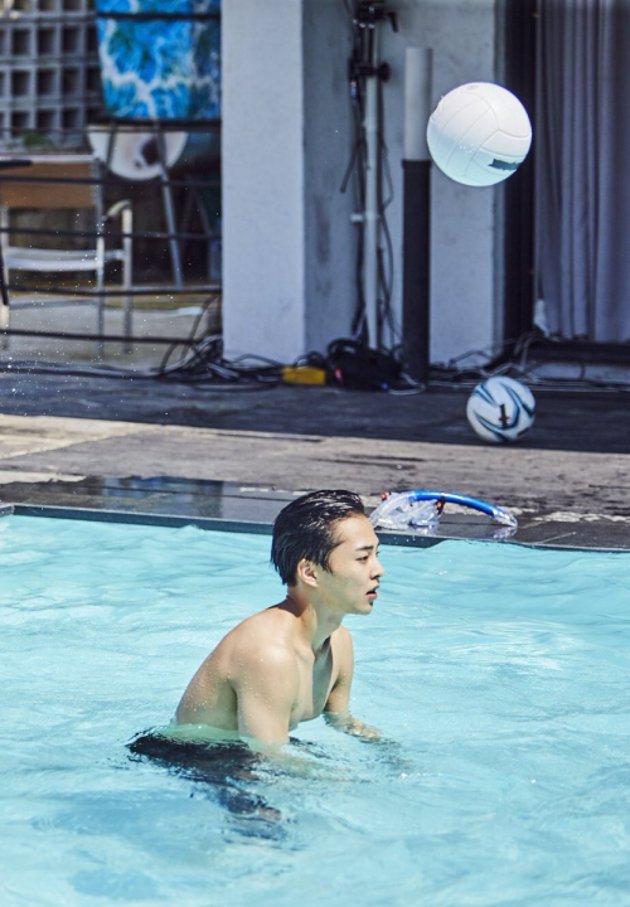Xiumin EXO Pamer Abs Saat Berenang di VarShow Baru MBC, Fans Heboh Gak Rela