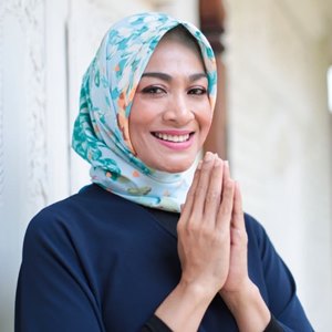 Profil Dewi Hughes yaitu Biodata, Profil Pribadi & Data Keluarga - WowKeren.com